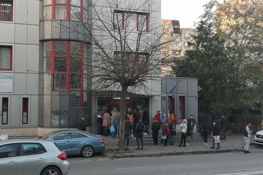 Cozi la paşapoarte în Tulcea, pe fondul crizei din Ucraina - Ziarul ...
